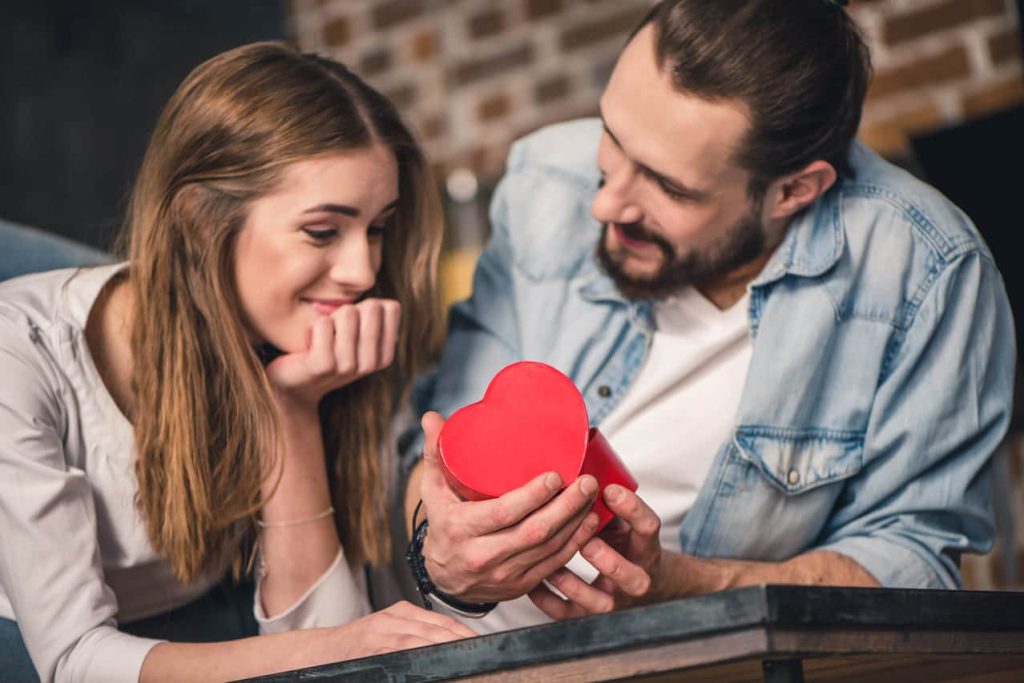 Flirting in Spanish: Conquer Hearts with Flirty Phrases & Lines
